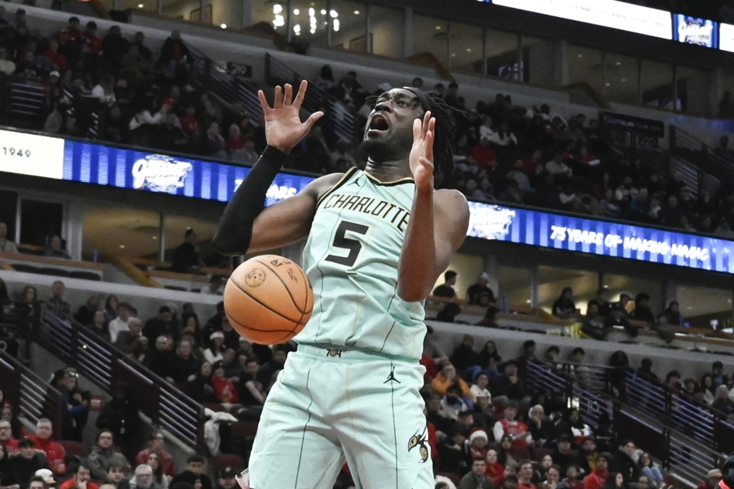 Report: Failed physical nixes Lakers' trade for Mark Williams