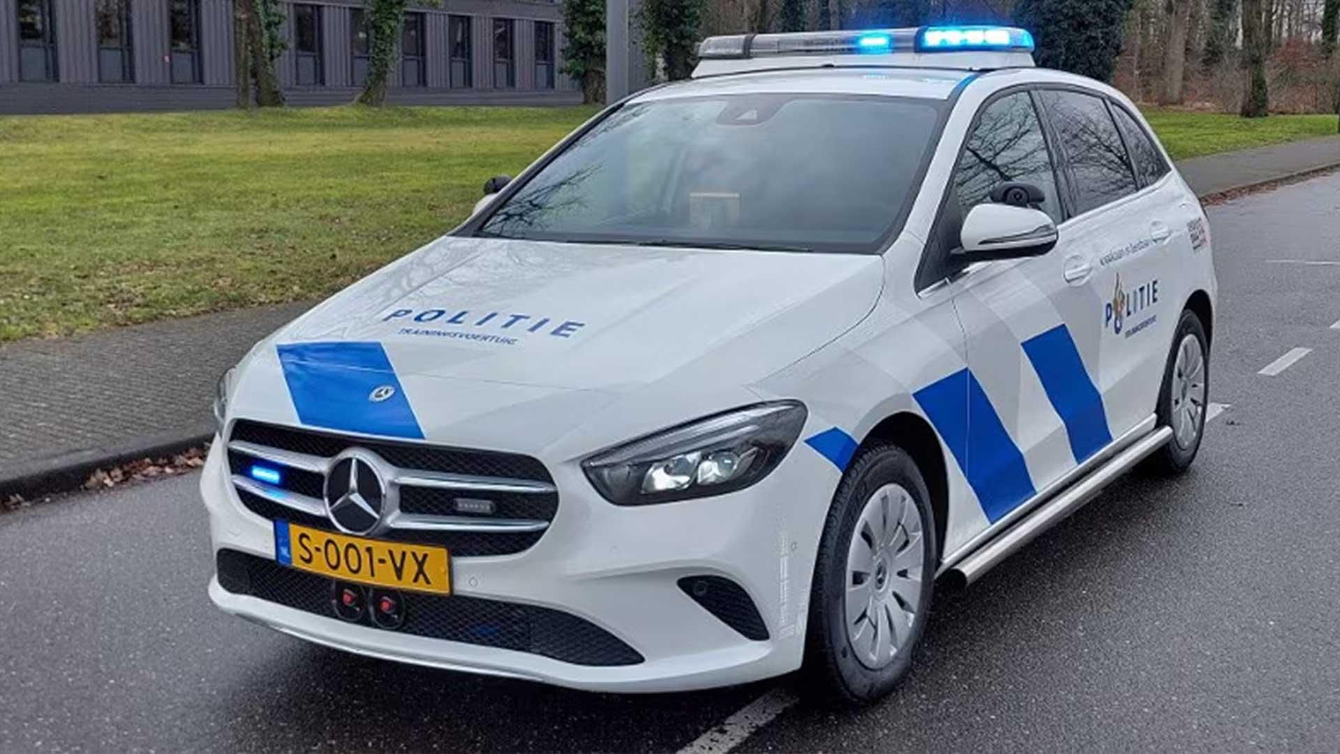 Waarom je soms politieauto’s zonder rode strepen ziet rijden