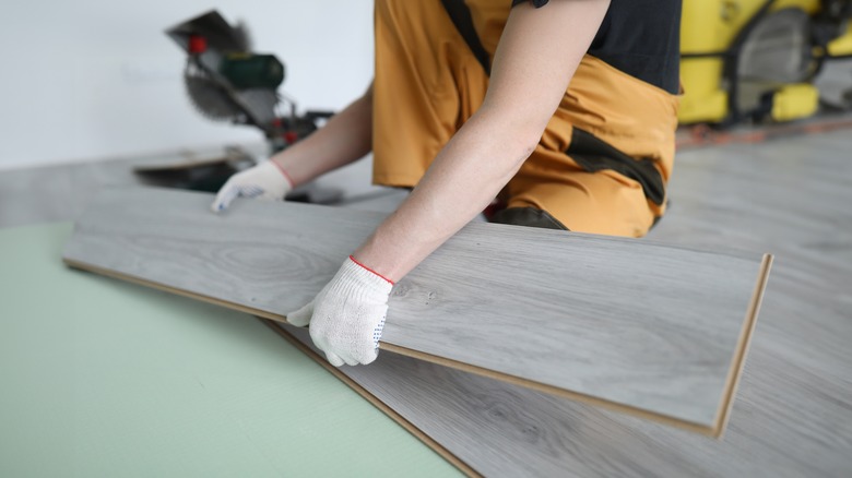 The Backward Method For Putting In Laminate Floors And Finishing Strong