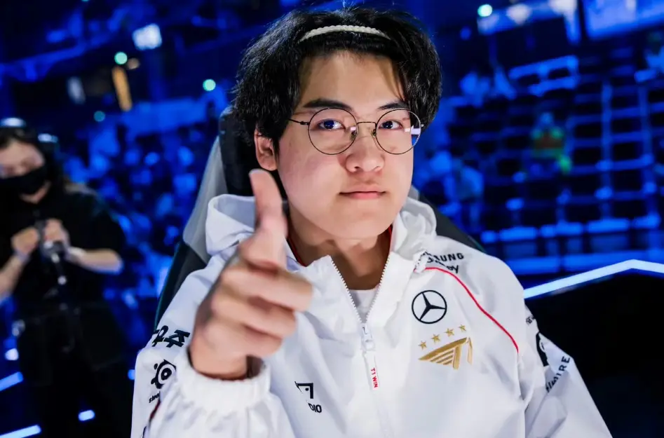 T1大楼被粉丝摆满花圈，场面壮观！Faker将要手刃叛徒宙斯