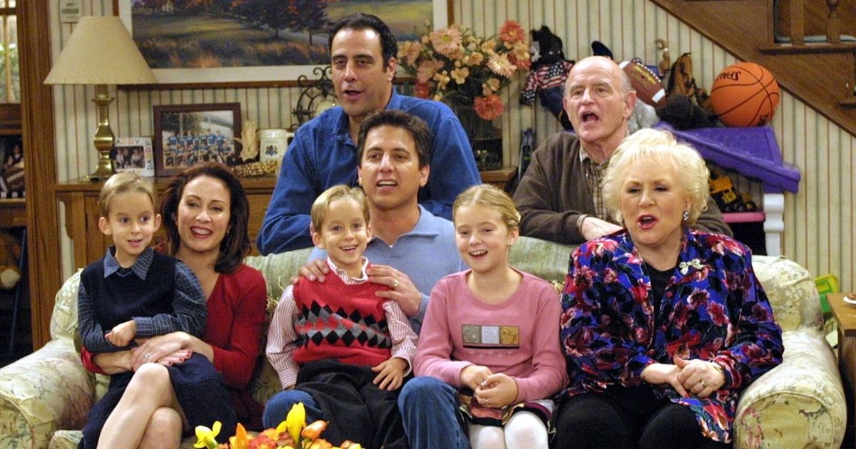 15 Feel-Good '90s Family Sitcoms That Still Make Us Smile
