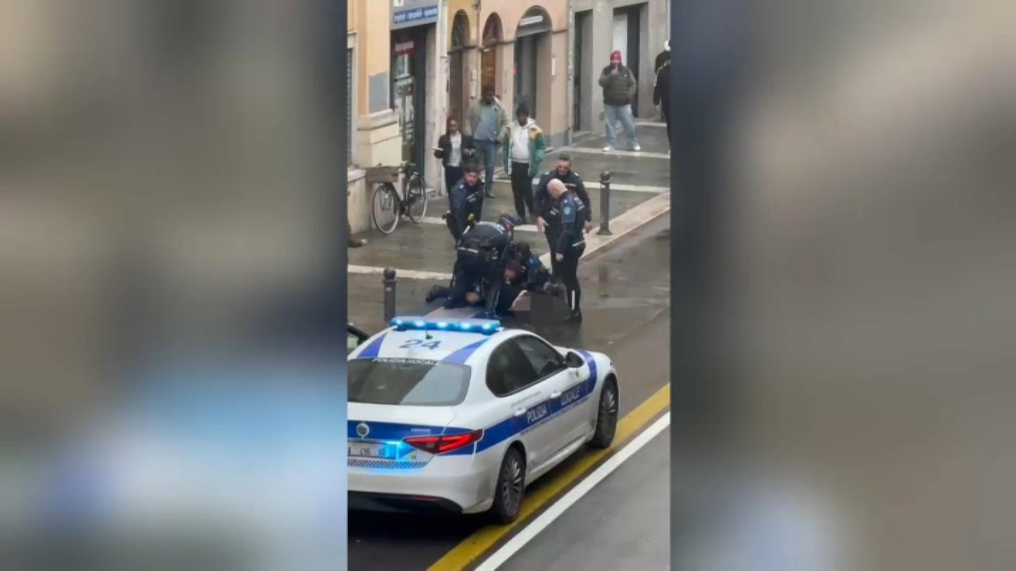 Il vigili lo fermano per un controllo, l'uomo mette in moto e tenta di ...