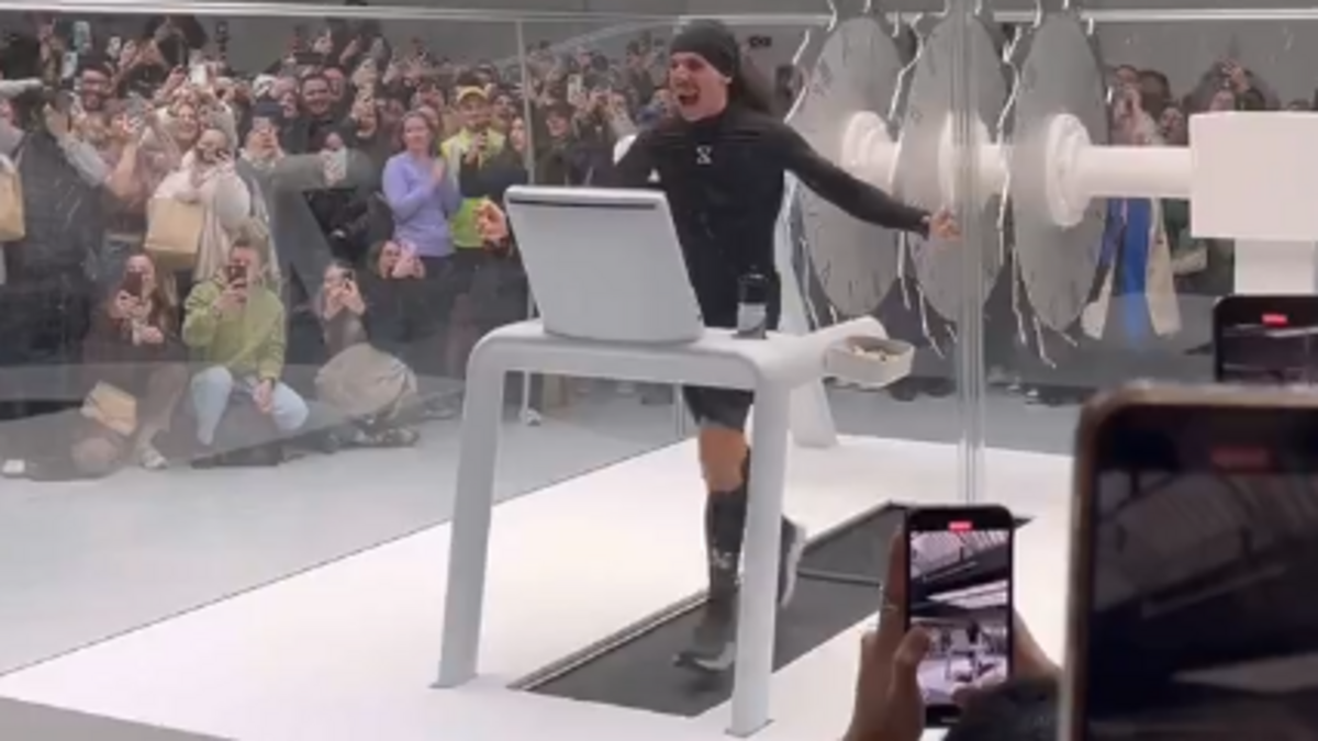 Le rappeur Rilès a réussi à courir 24 heures de suite devant une scie ...