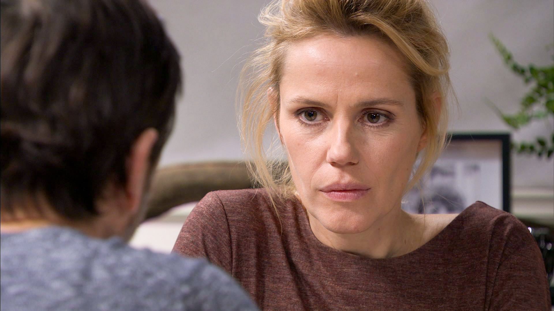 Thuis-actrice stelt haar man voor