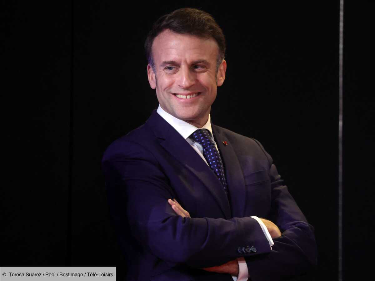 Emmanuel Macron avec les cheveux longs et dans des poses improbables ...