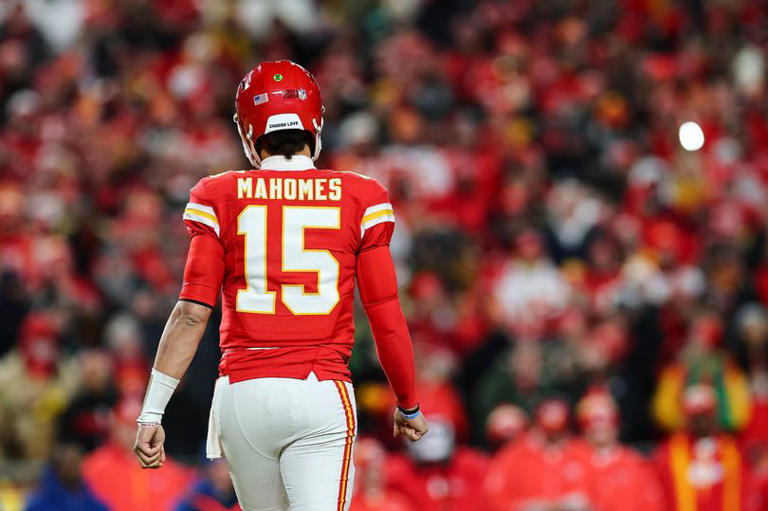 Why NFL players hold hand to head and have green dot on helmet in Super ...