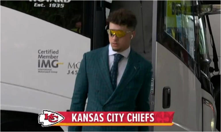 Patrick Mahomes looked snazzy in (Eagles?) green suit ahead of Super ...