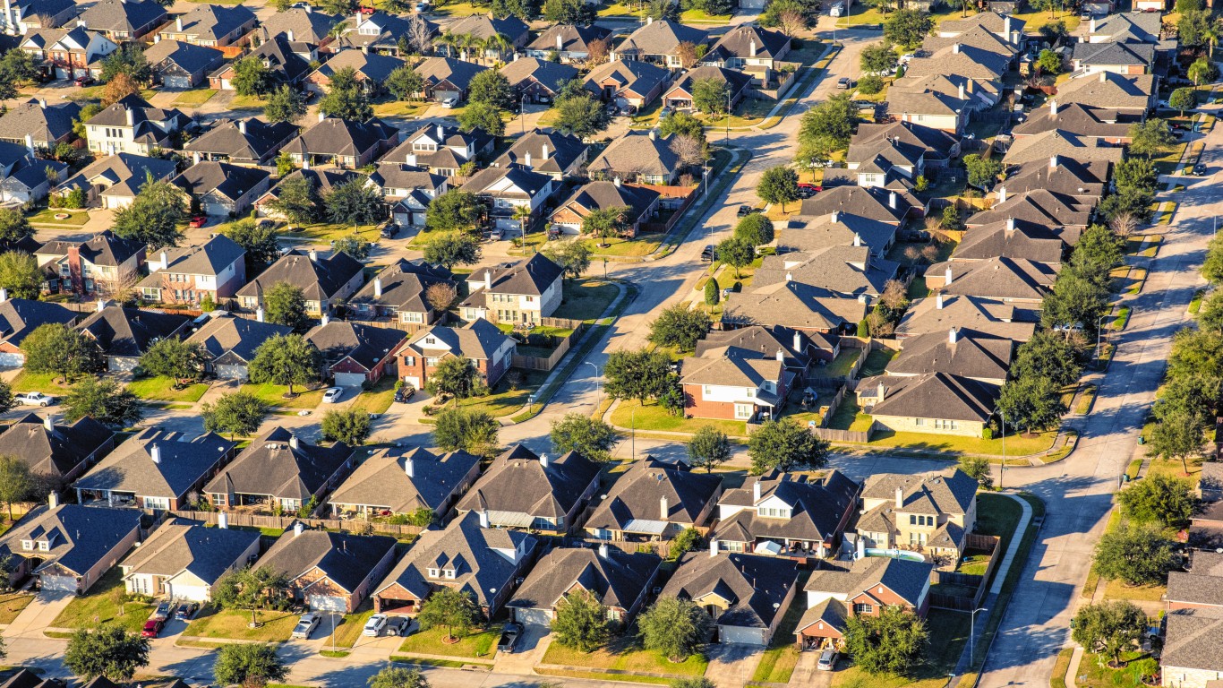 The 5 Surest Signs You’re Middle Class – Not Poor