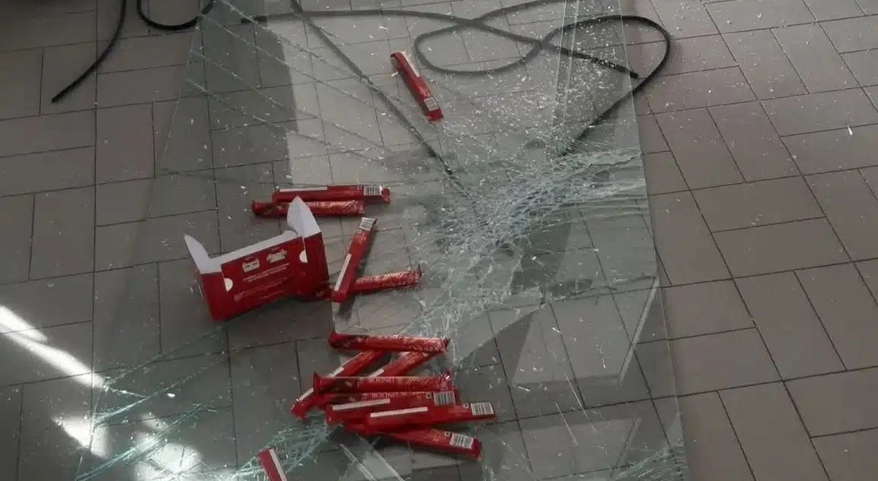 Eboli, furto al bar Don Rafé Caffé: sfasciata l'entrata dai ladri