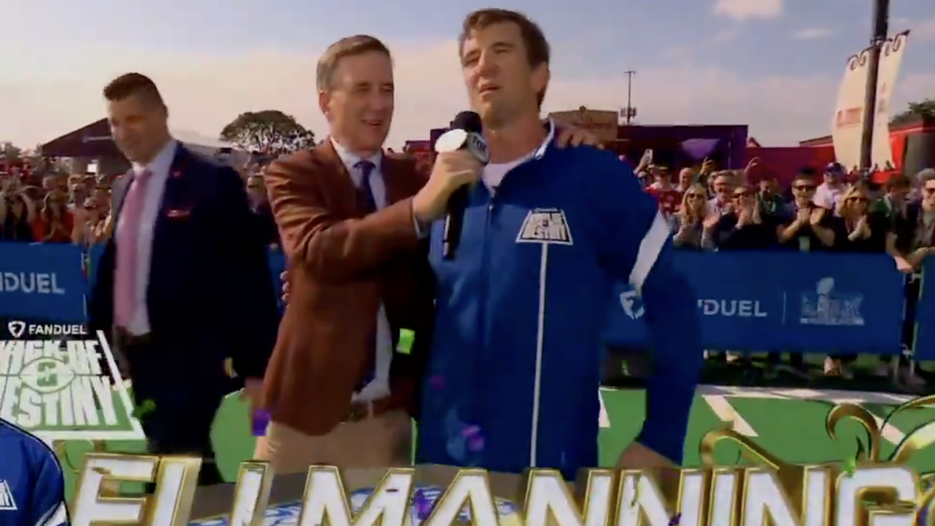 Watch video of Eli Manning beat Peyton Manning kicking field goals in ...