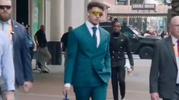 Watch: Chiefs Patrick Mahomes trolls Eagles with his outfit to Caesars ...