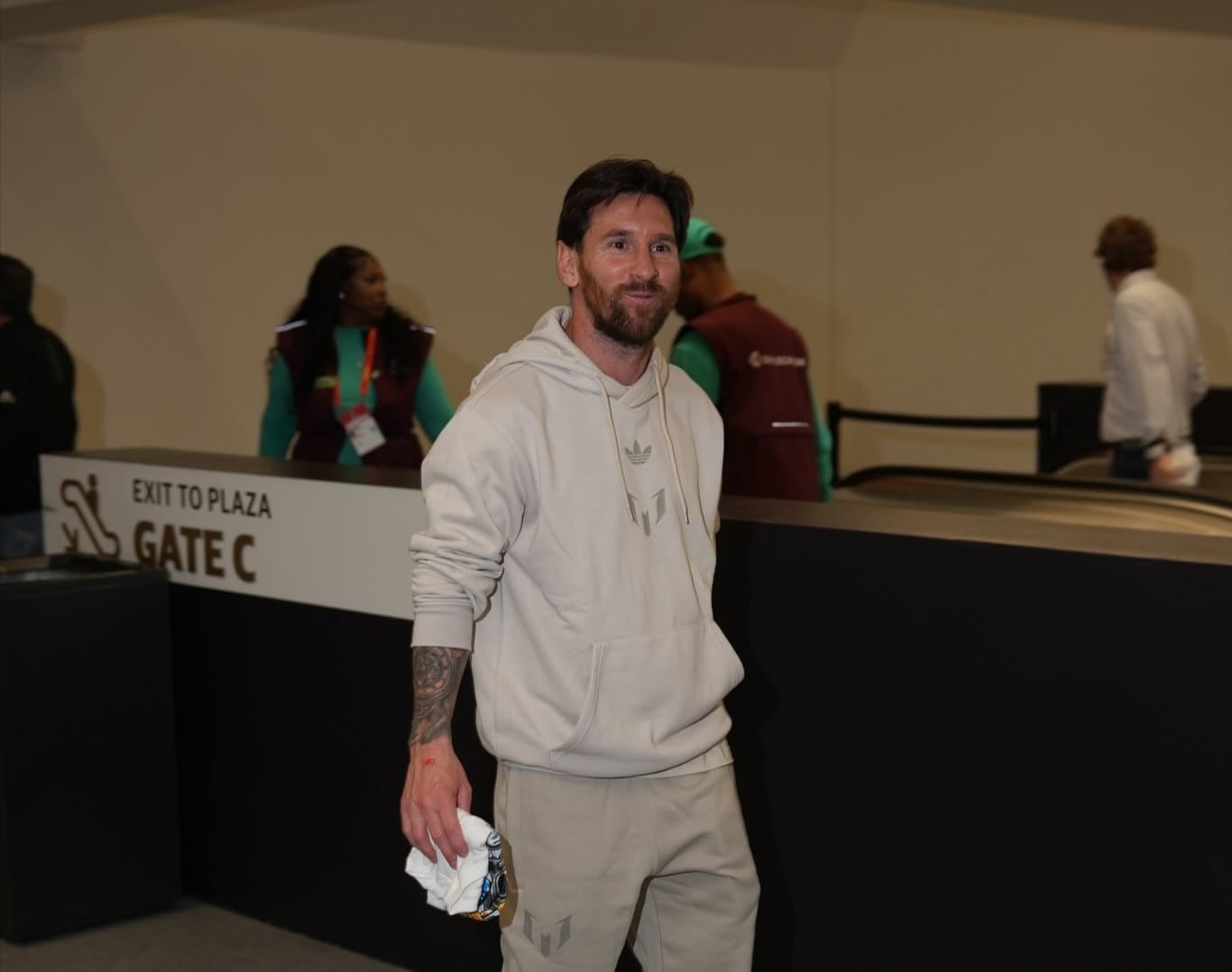 “Leyenda”: Lionel Messi se roba las miradas con su presencia en el ...