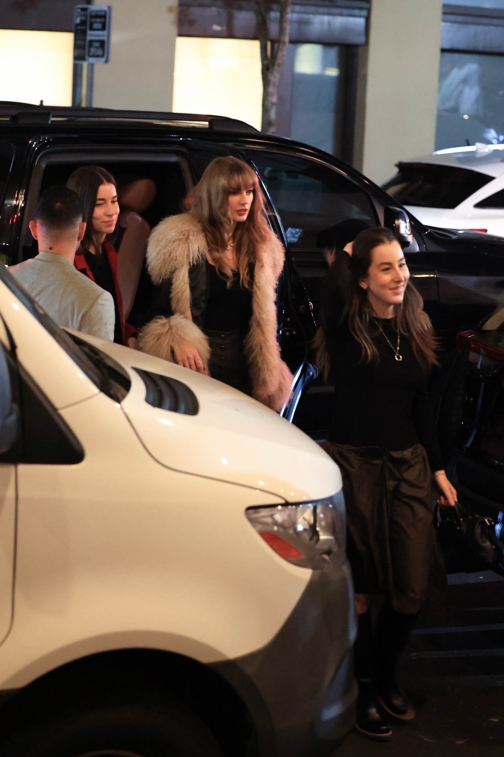 Taylor Swift has girls’ night out with mom Andrea, Kylie Kelce and HAIM ...