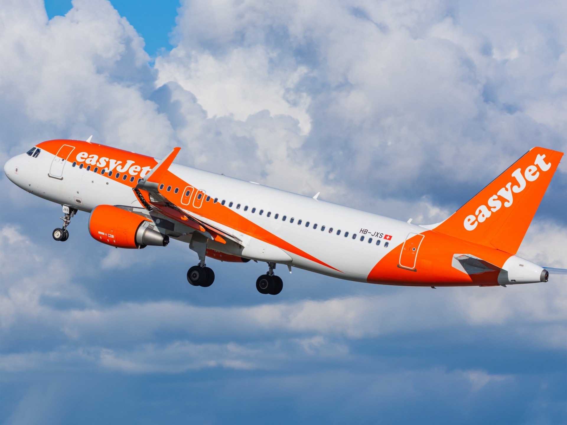 EasyJet pilot collapses mid-air on Egypt to Manchester flight