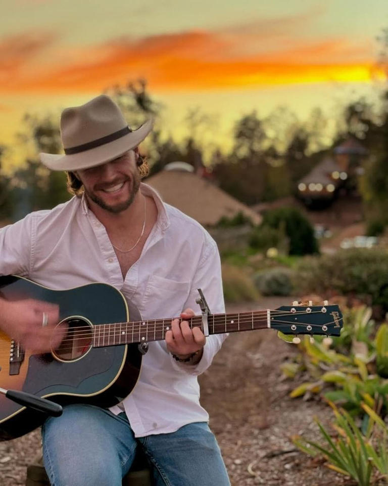 El actor Callum Kerr está de luto: su madre y su padrastro hallados ...