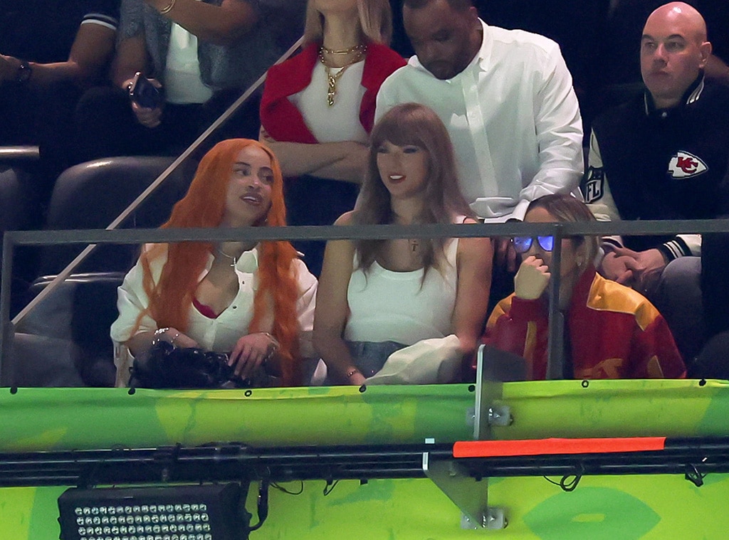 Super Bowl 2025: Taylor Swift Ditches Red to Cheer on Travis Kelce