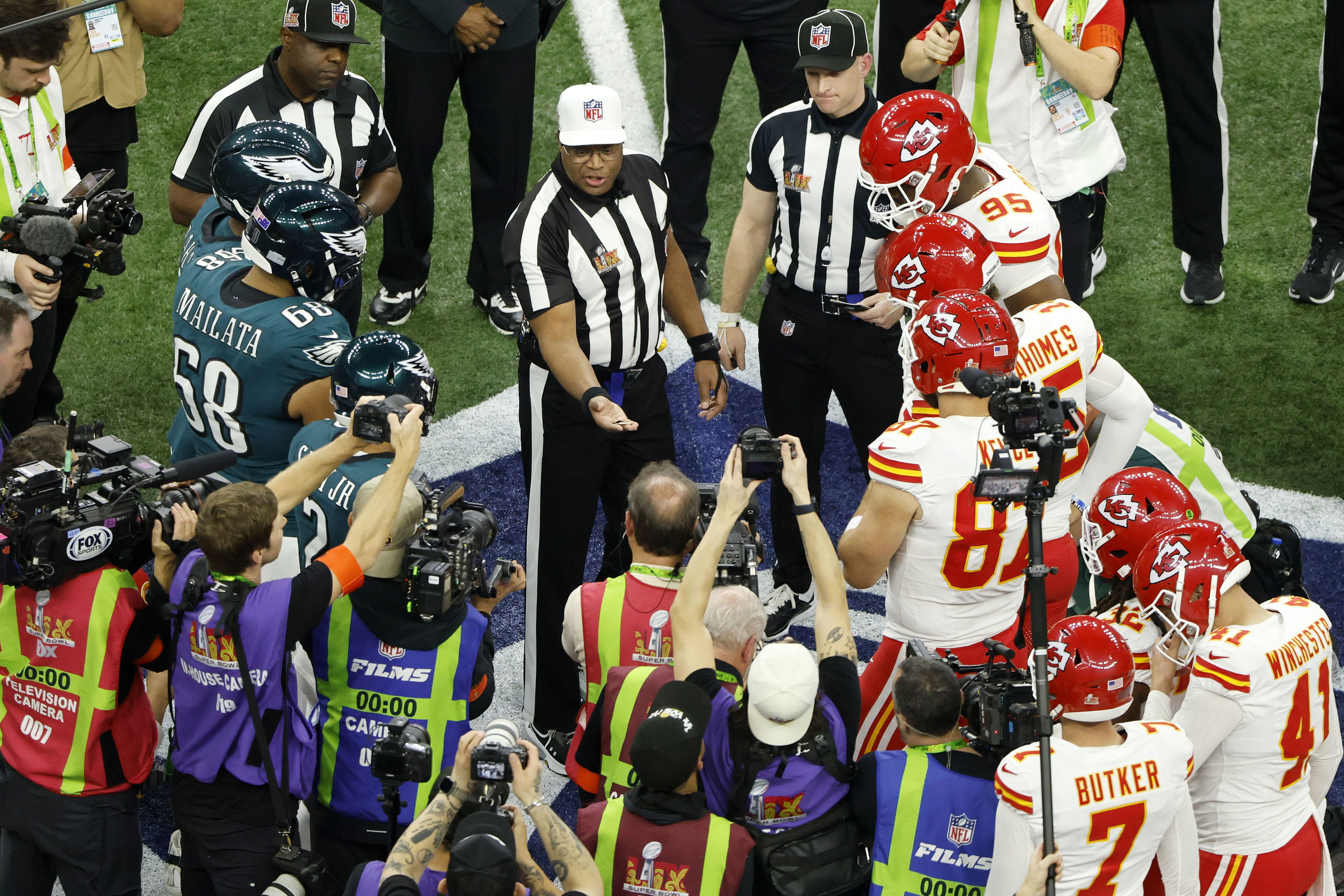 Super Bowl 2025 live updates: Eagles lead Chiefs, 24-0, as Kendrick ...