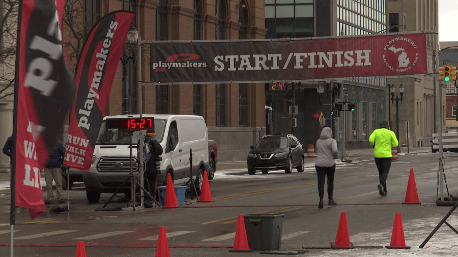 Michiganders race through downtown for the Super Bowl 5k