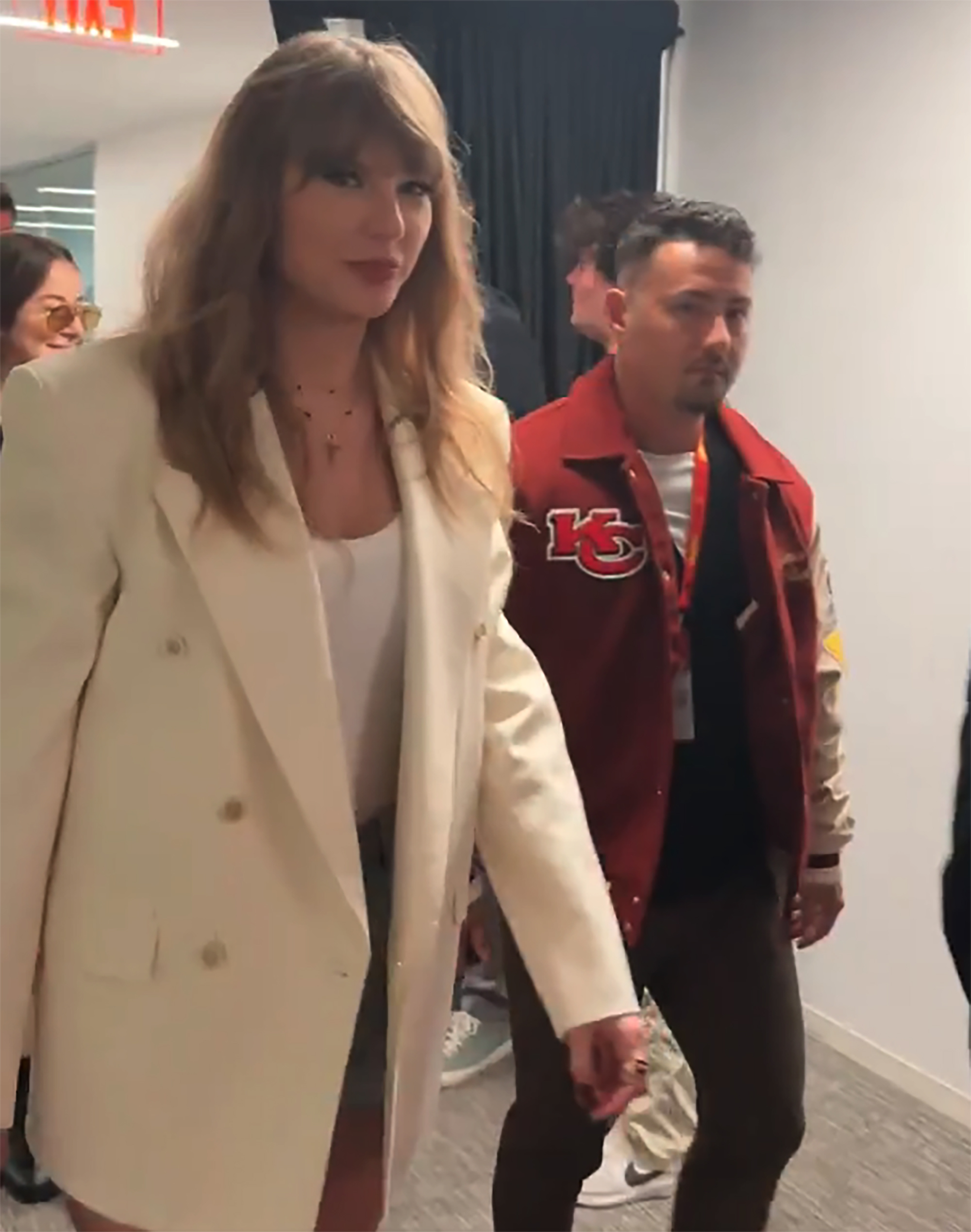Confused Taylor Swift gives intense side eye as she’s booed by Eagles ...