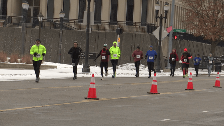 Michiganders race through downtown for the Super Bowl 5k