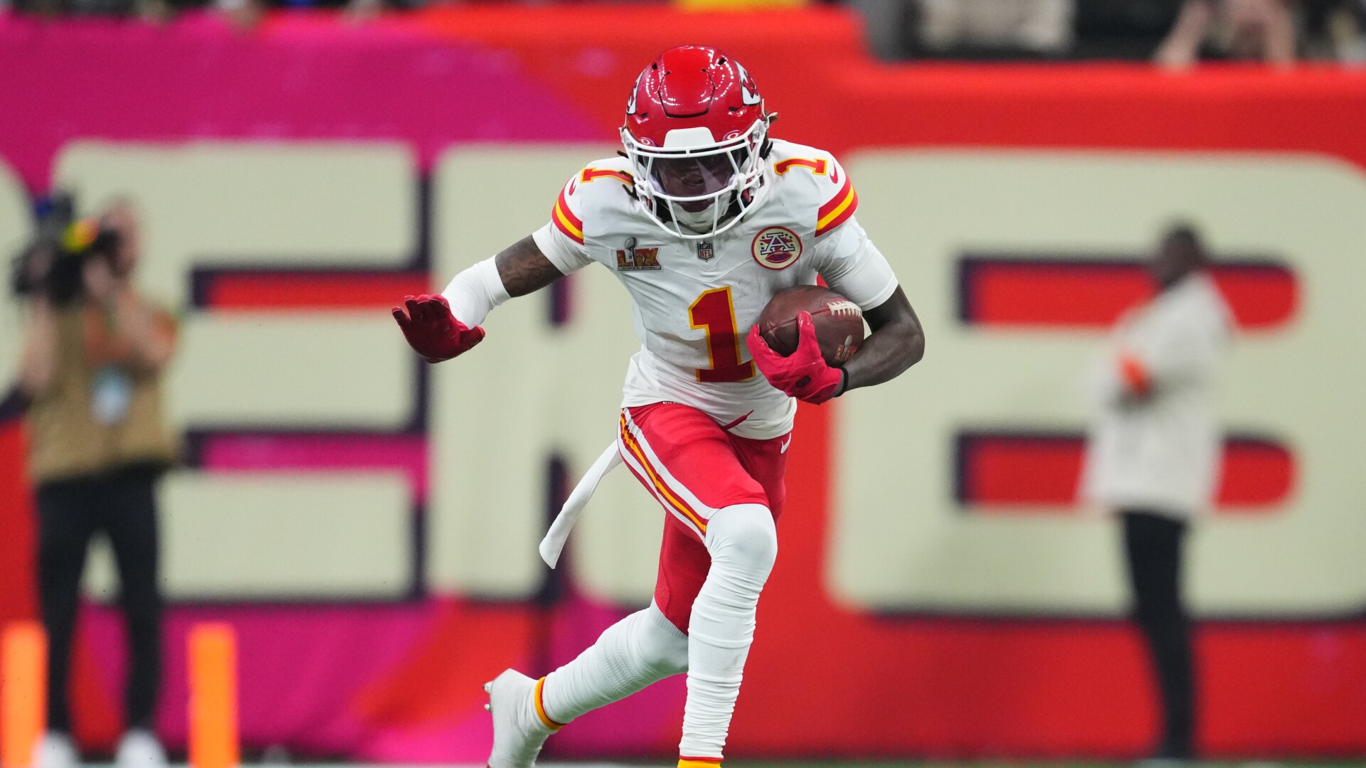 Xavier Worthy catches late 50-yard touchdown, Chiefs trail Eagles 40-22