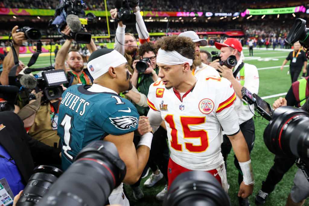 Eagles defense forces three turnovers, sacks Mahomes six times in 40-22 ...