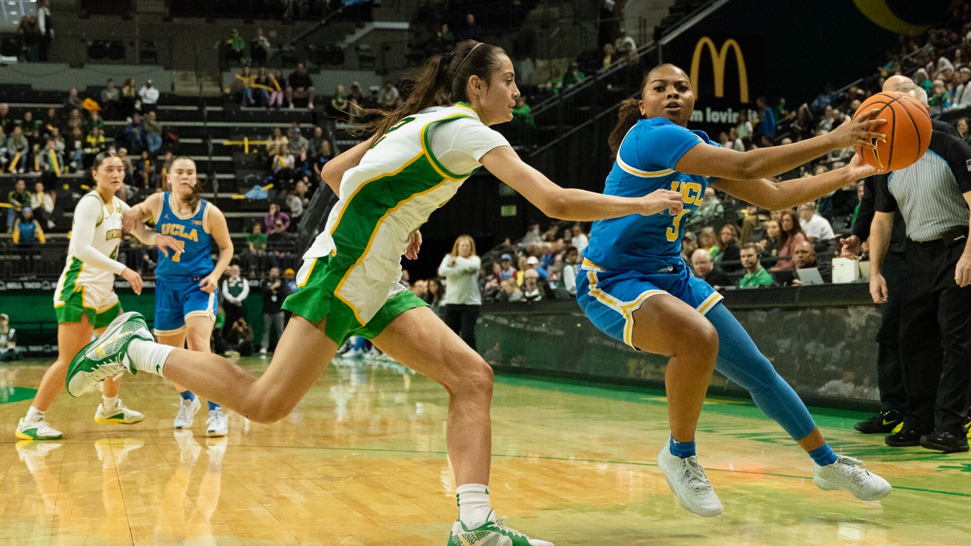 Londynn Jones scores a season-high 21 points to lead No. 1 UCLA over ...