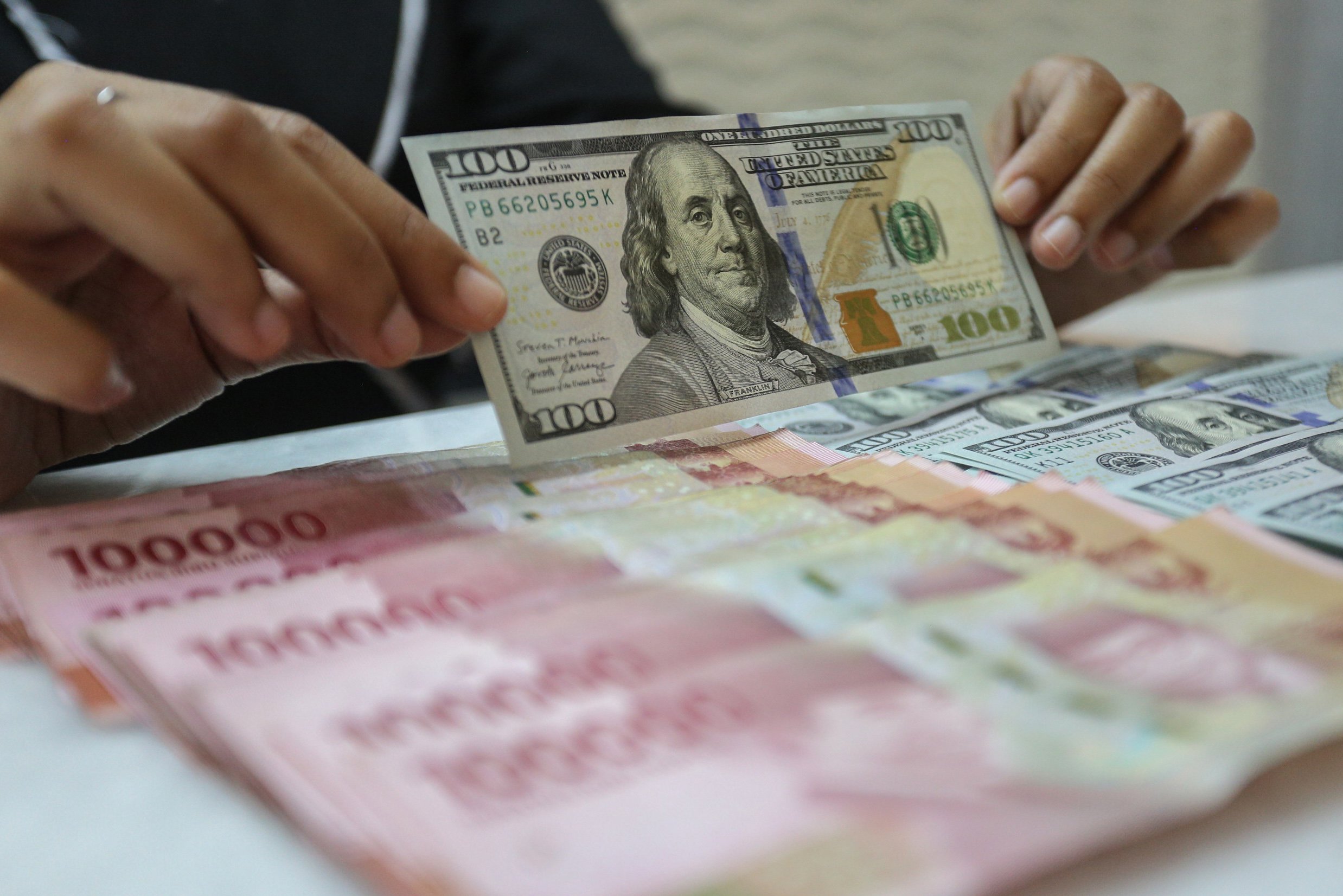 Waspada Nilai Tukar Rupiah Melambung ke Rp17.000 Imbas Tarif Resiprokal AS