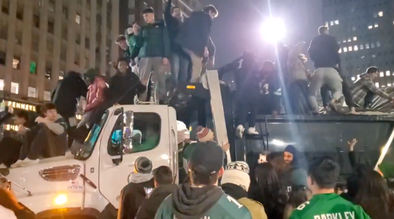 Philadelphia descends into chaos as rowdy Eagles fans celebrate Super ...