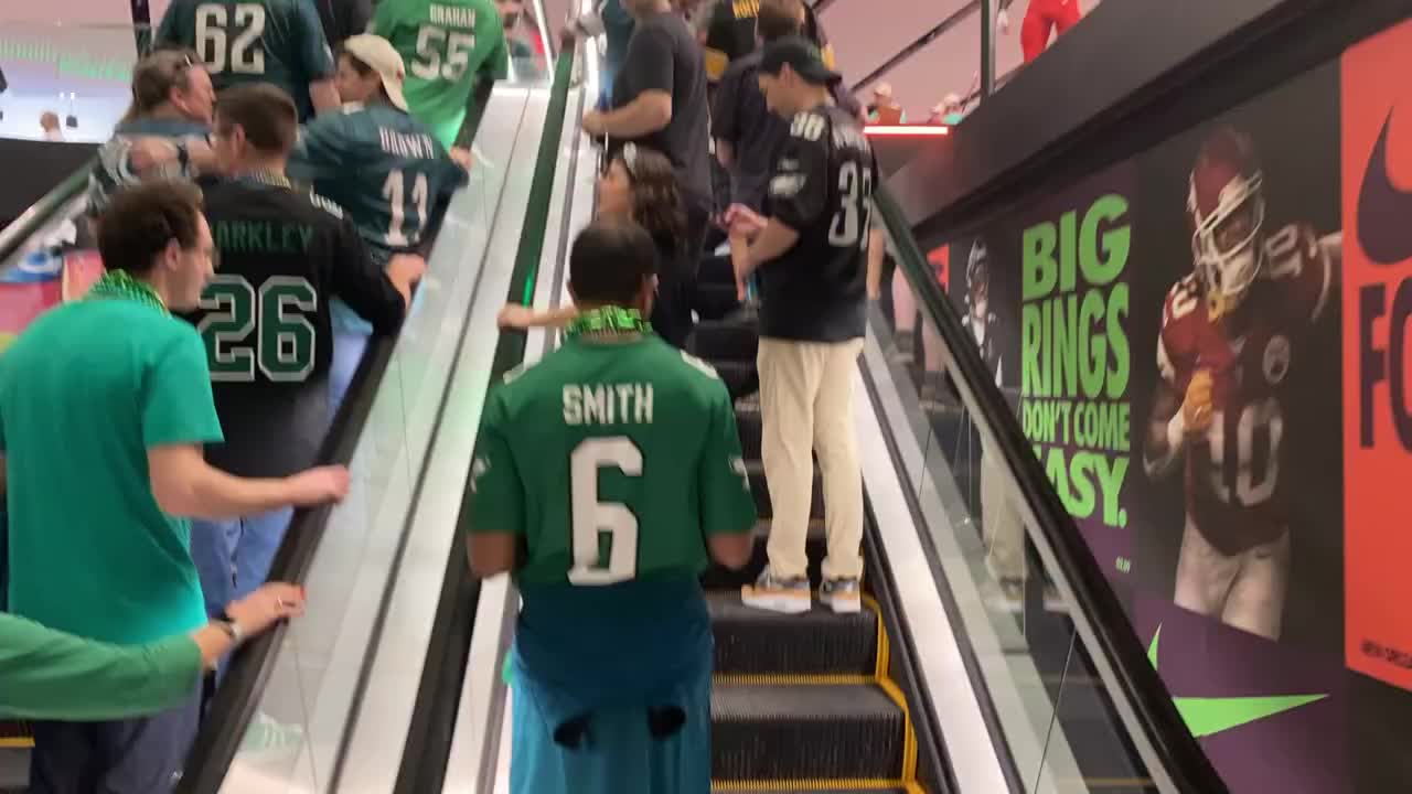 Timelapse: Crowds fill up Caesars Superdome for Super Bowl