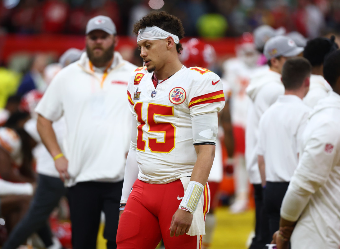 Chiefs QB Patrick Mahomes Under Fire for Snubbing Teammate at End of ...
