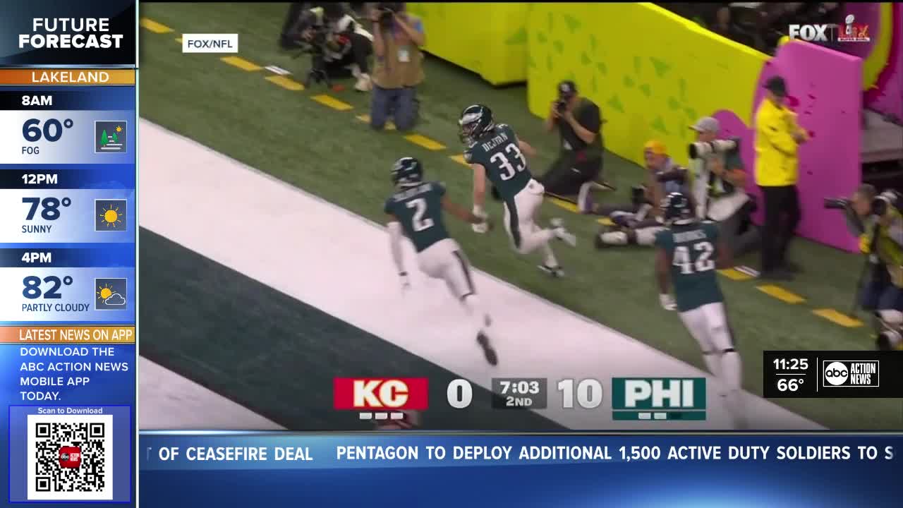 Eagles win Super Bowl, 40-22