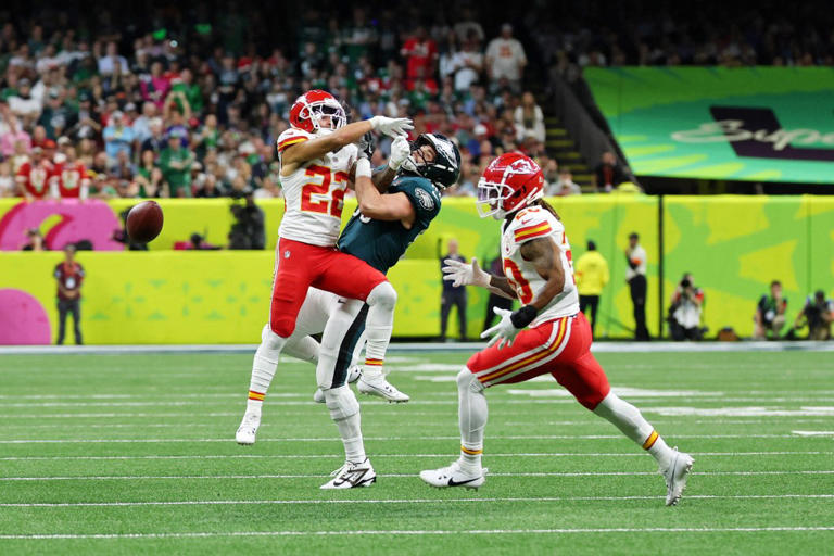 Chiefs’ DeAndre Hopkins pushes for ref controversy after ‘touchy calls ...