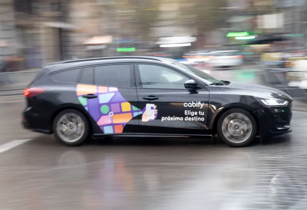 Ayuso abre las ZBE a los coches de Uber, Cabify y Bolt con calcomanía C