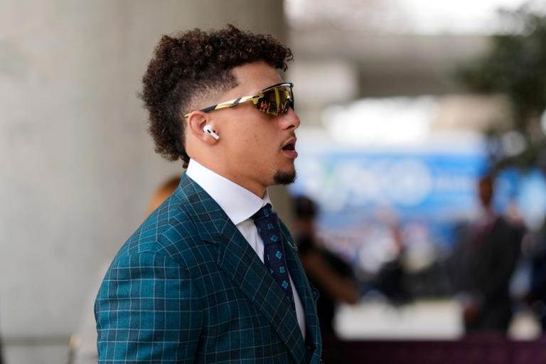 Patrick Mahomes pulls ‘ultimate power move’ rocking green suit before ...