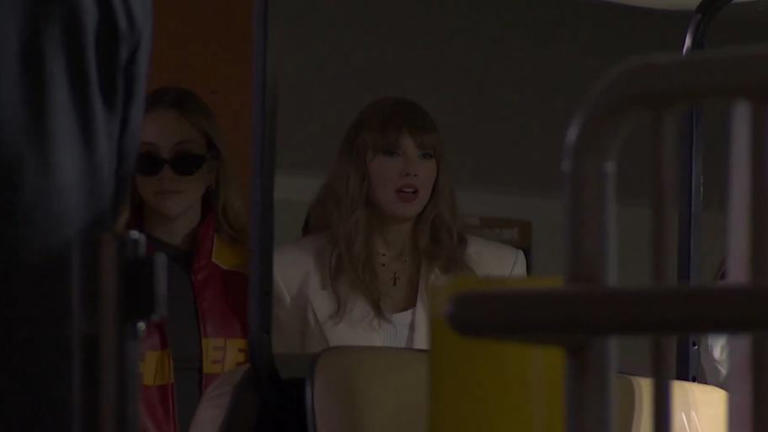 Cameras Spotted Taylor Swift Looking a Bit Nervous Before Eagles-Chiefs ...