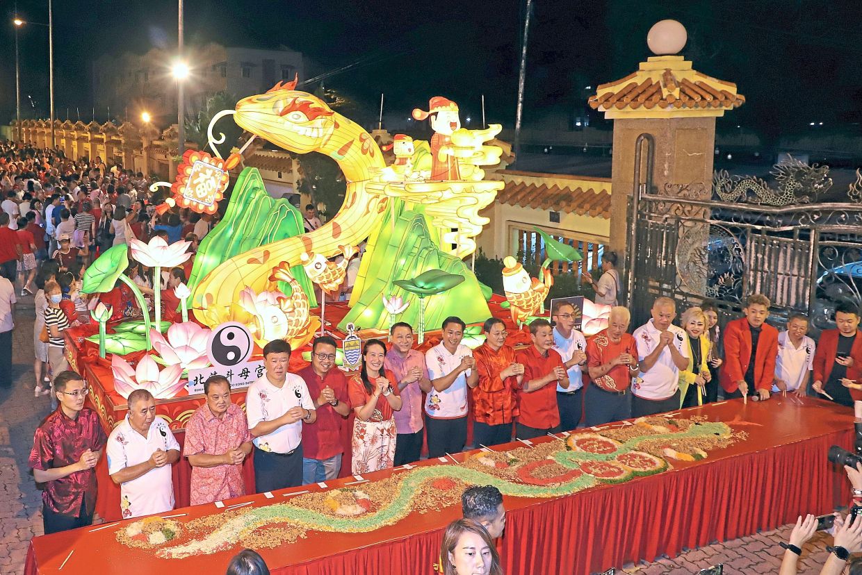 210m-long yee sang for birthday do