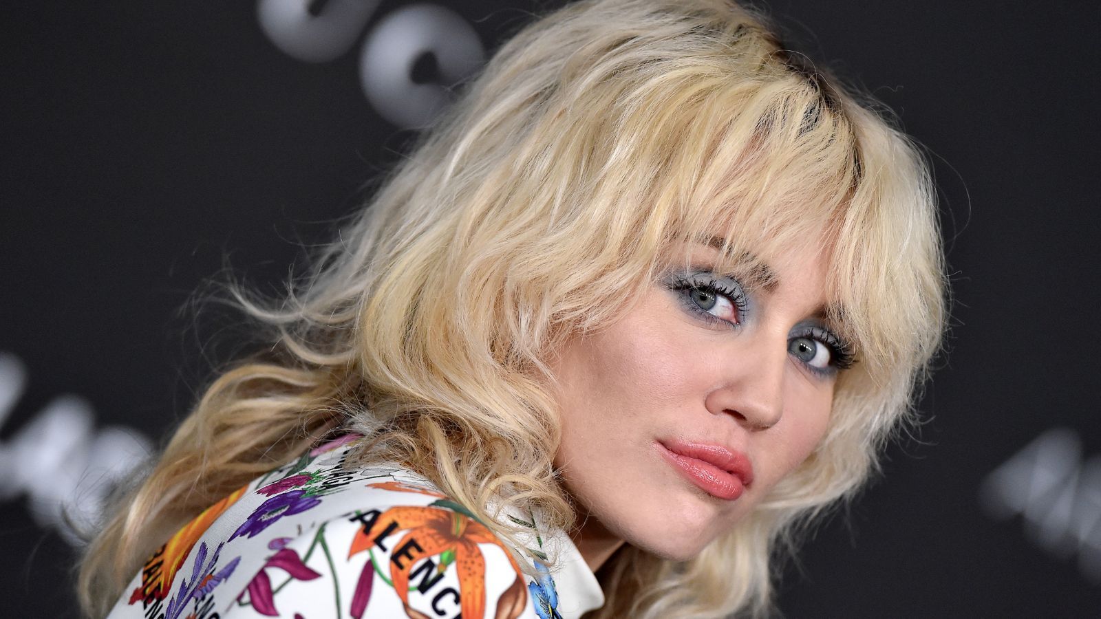 Miley Cyrus's unorthodox living room colors embody Rock n' Roll design ...