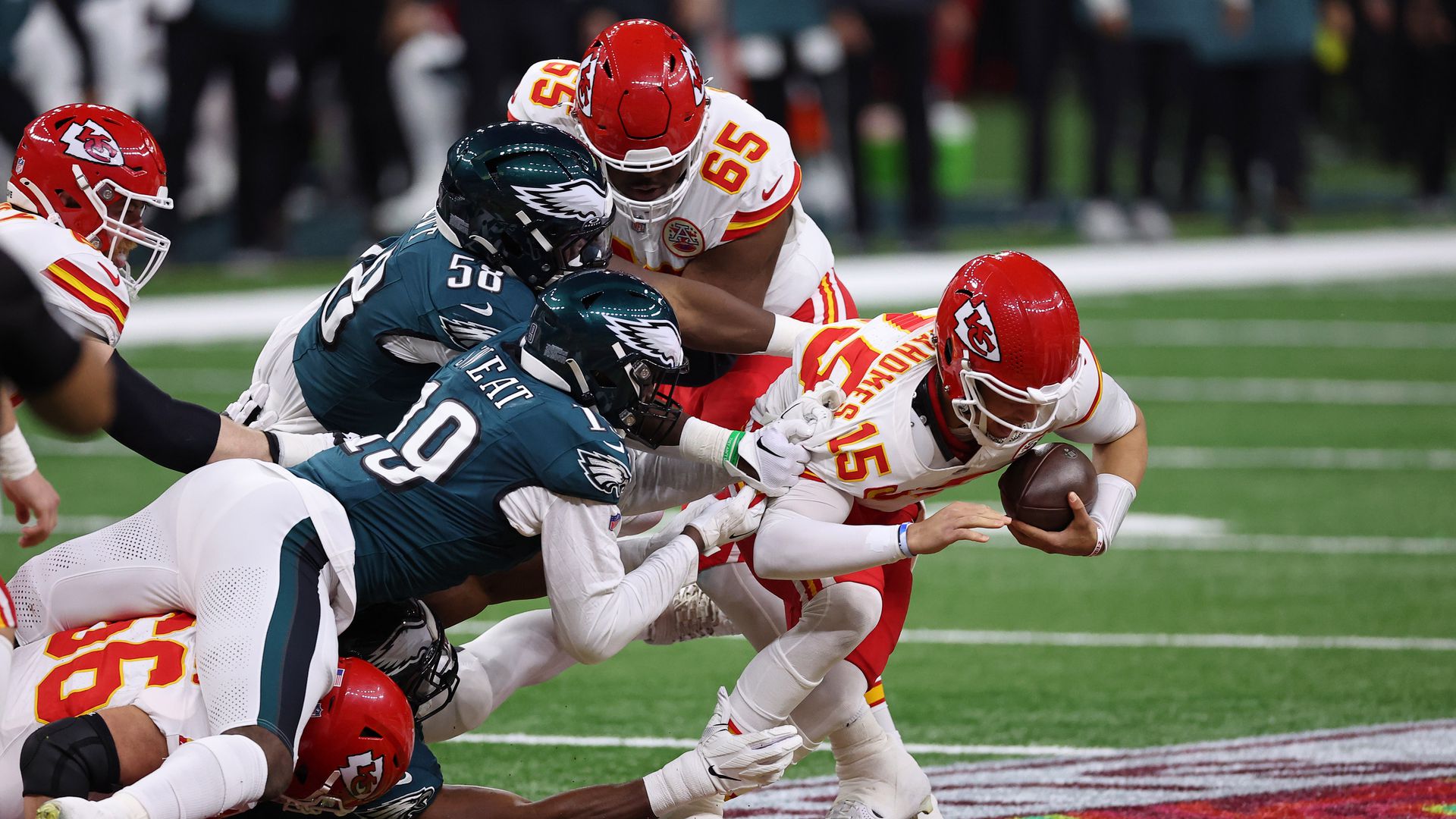 Super Bowl 2025: Eagles defense smothers Patrick Mahomes to worst half ...