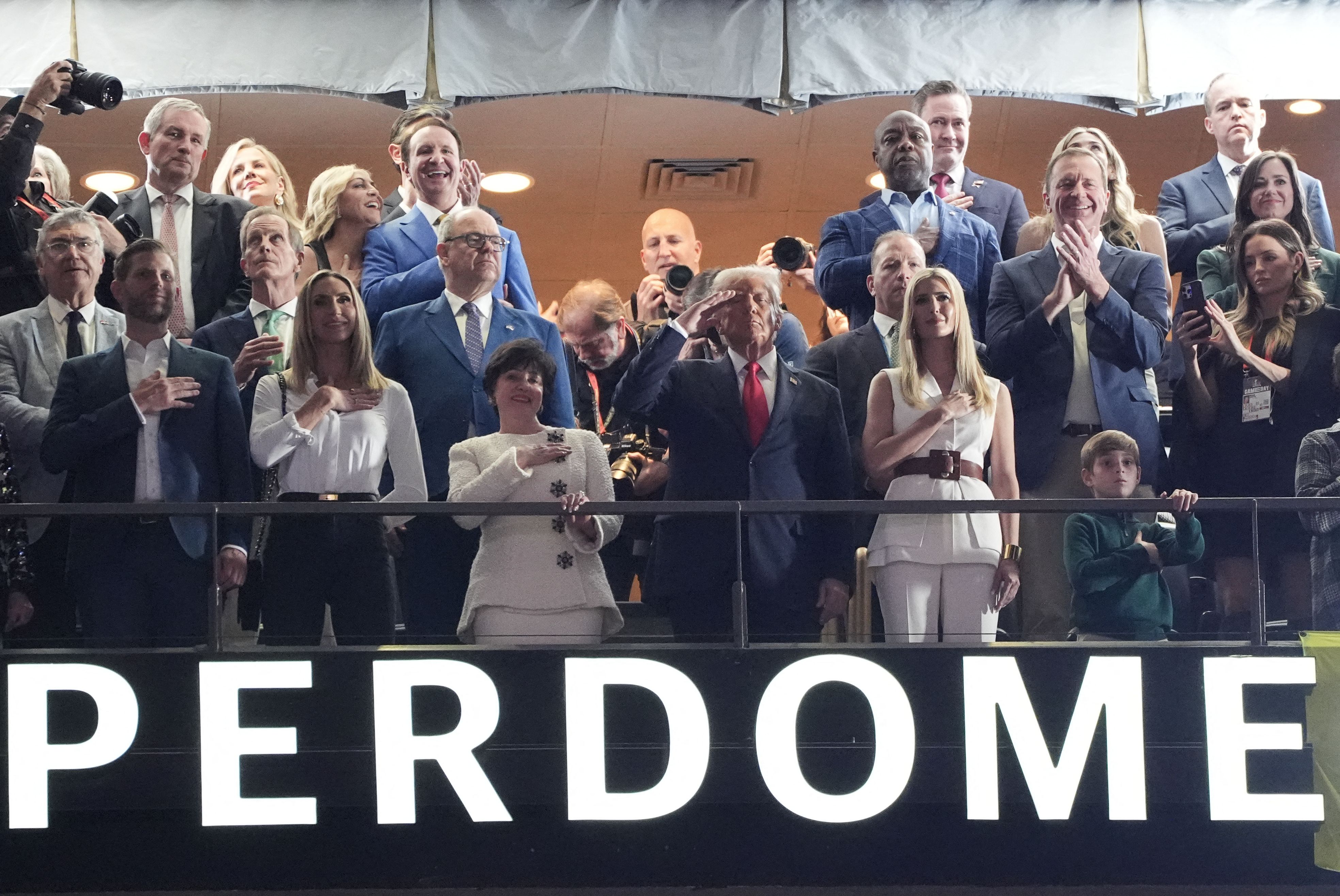 Trump's Super Bowl seat? 50-yard line with Roger Goodell