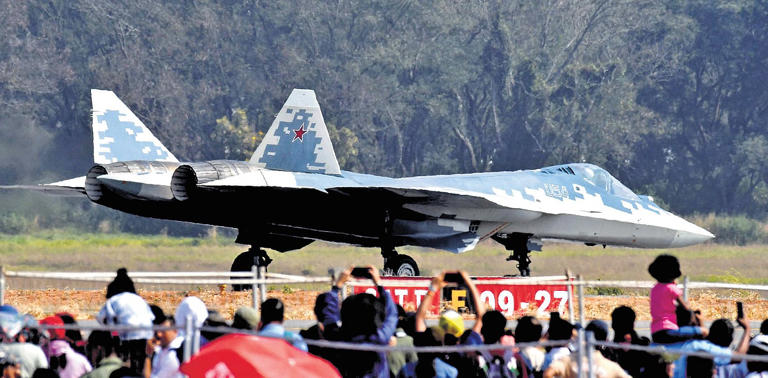 ‘Felon’ lights up skies, wows crowd in Bengaluru