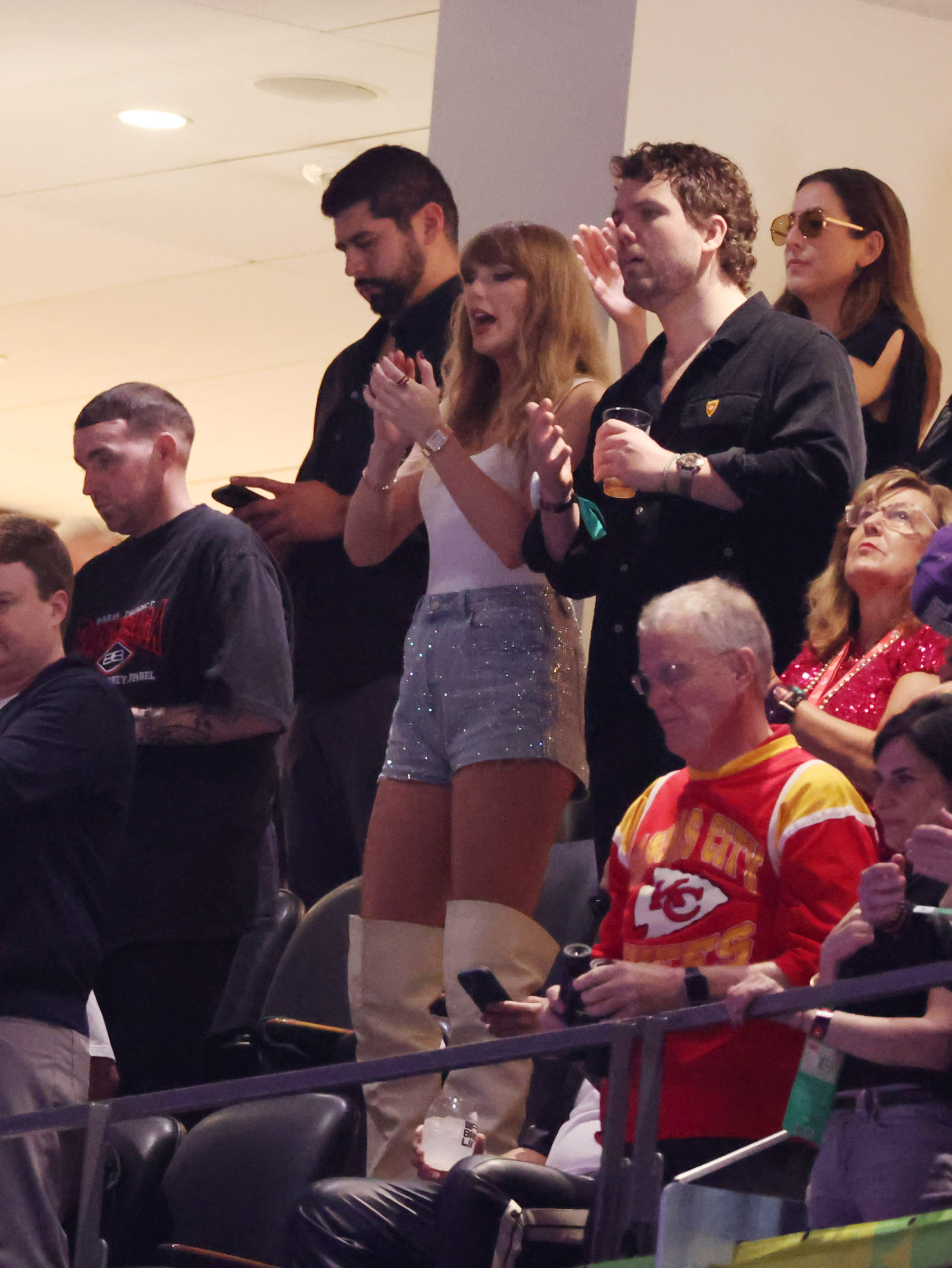 Confused Taylor Swift gives intense side eye as she’s booed by Eagles ...