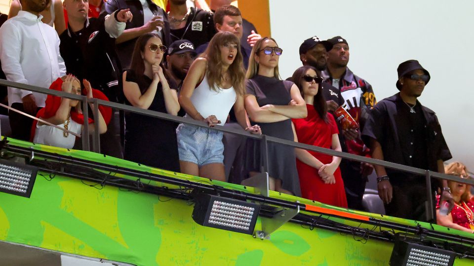 Taylor Swift in the stands as Eagles dominate boyfriend Travis Kelce’s ...
