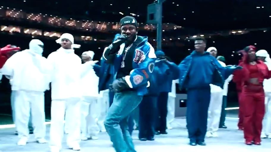 Kendrick Lamar's Mischievous Grin at Super Bowl Halftime Show Instantly ...