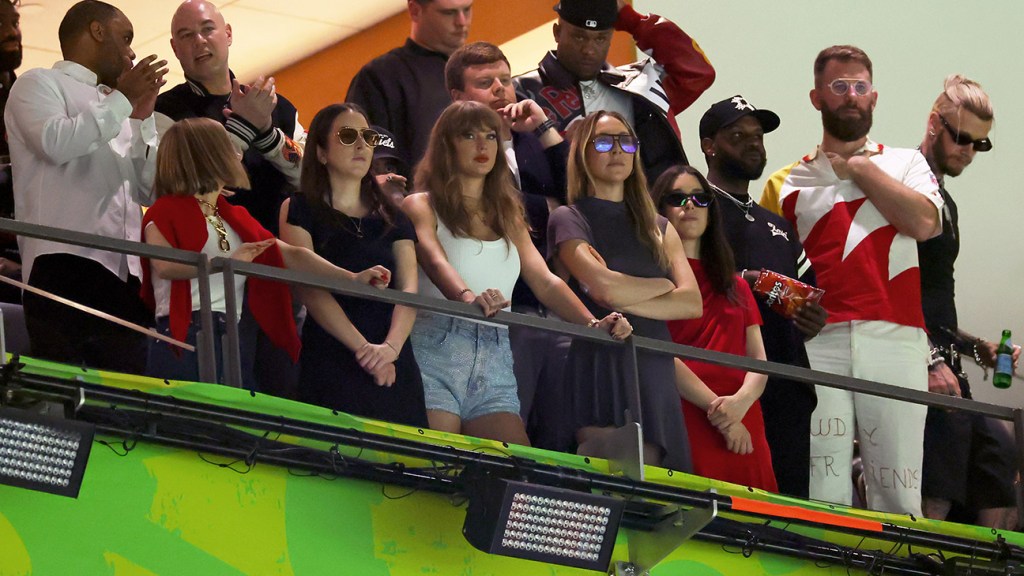 Taylor Swift Side Eyes Super Bowl Crowd After Some Fans Boo Her ...
