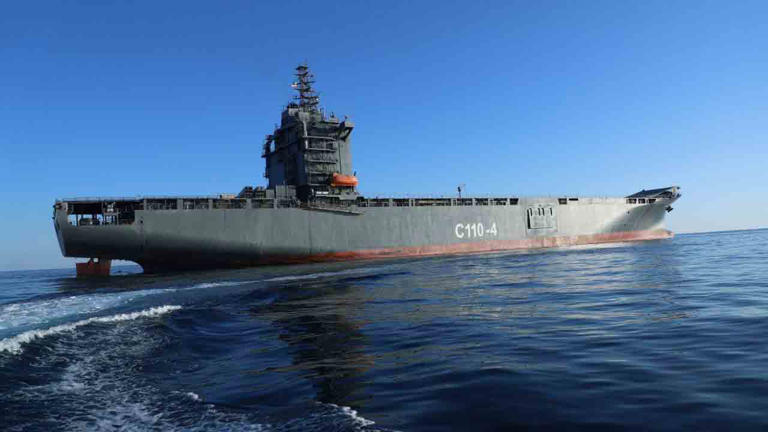 Video: Iran Voegt Nieuw Vliegdekschip “Shahid Bahman Bagheri” Toe aan ...