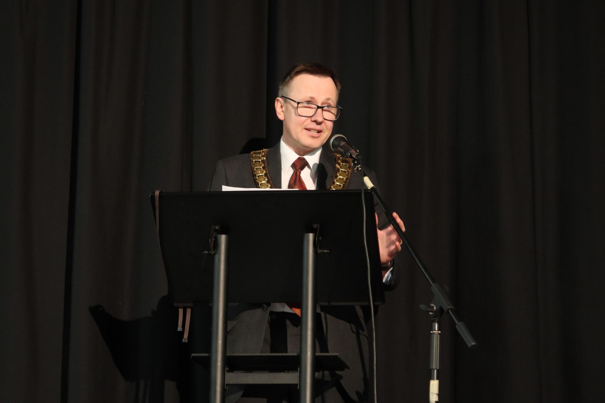 Deputy Lieutenant presents Beacon Academy students with The Duke of ...