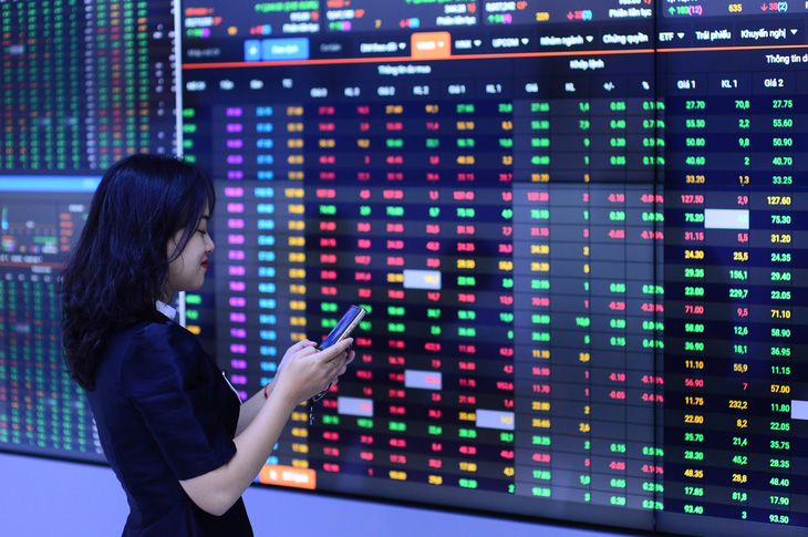 VN-Index rơi mạnh, cổ phiếu 'quốc dân' bị bán tháo sau tuyên bố từ ông ...