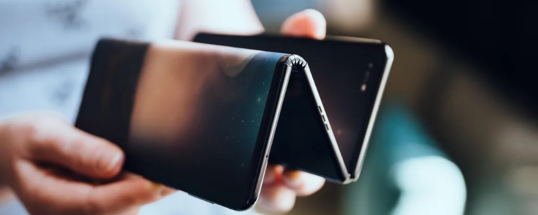 Apple starebbe pensando ad un iPhone tri-fold come Huawei Mate XT Ultimate Apple starebbe pensando ad un iPhone tri-fold come Huawei Mate XT Ultimate