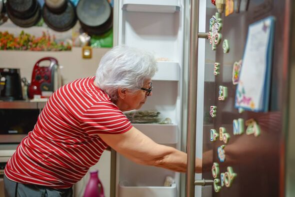 Dementia experts highlight unusual kitchen habit as early warning sign ...